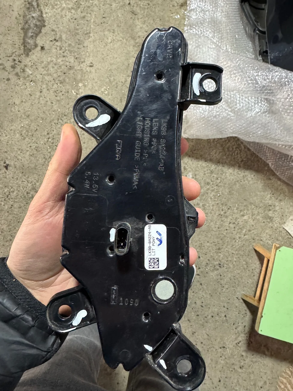 Mach-E GT Illuminated Pony – 3-Pin Connector Wiring Help (Non-GT ...