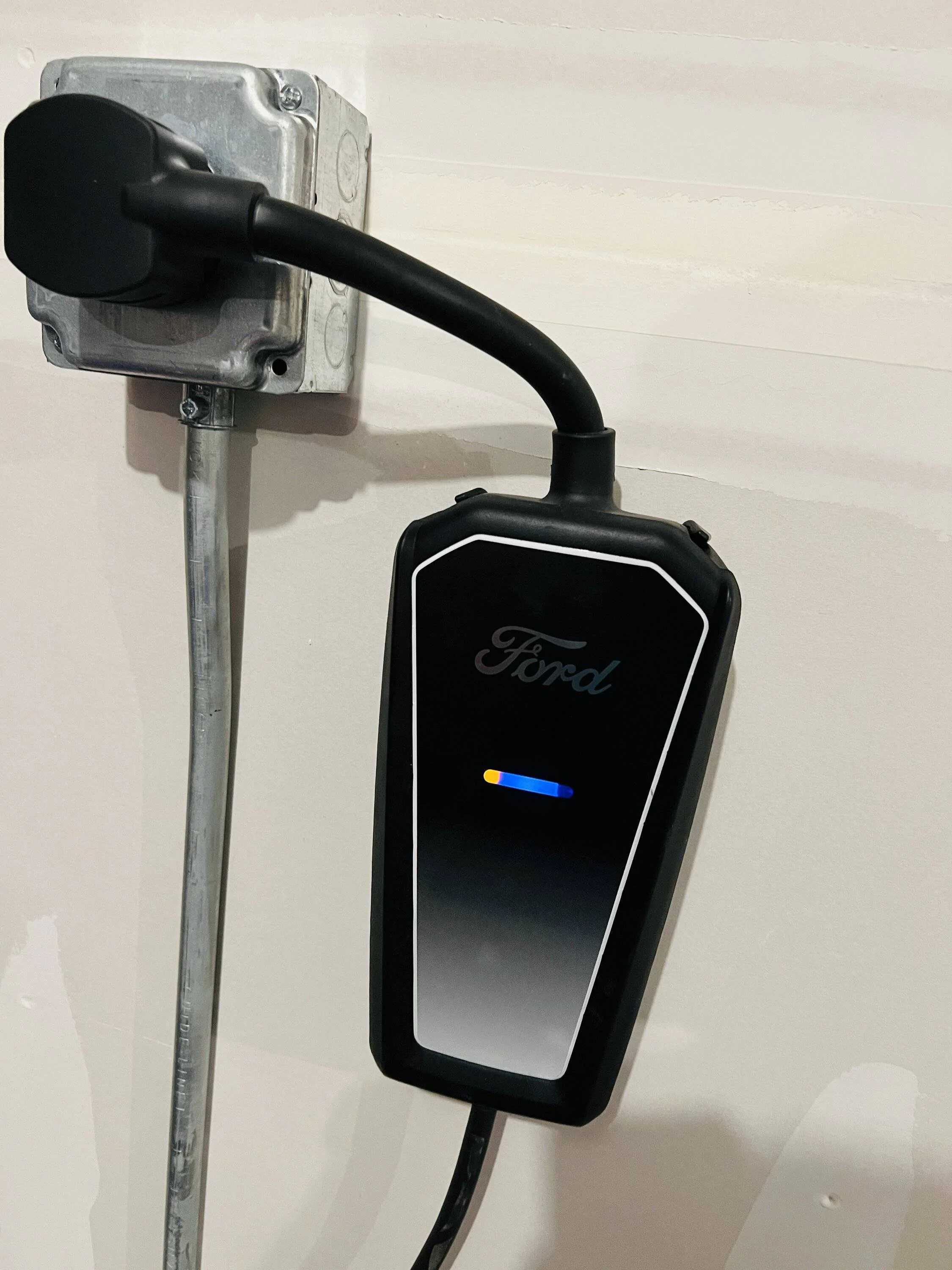 Amber and blue light on mobile charger | MachEforum - Ford Mustang Mach ...